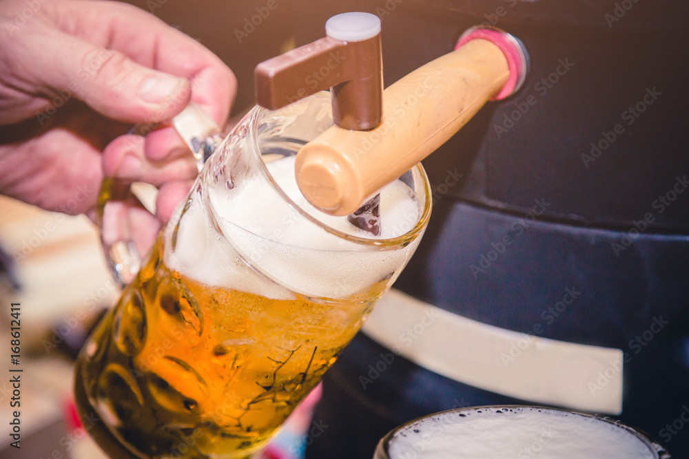 Stockfoto Spillatura di un boccale di birra da 1 litro | Adobe Stock