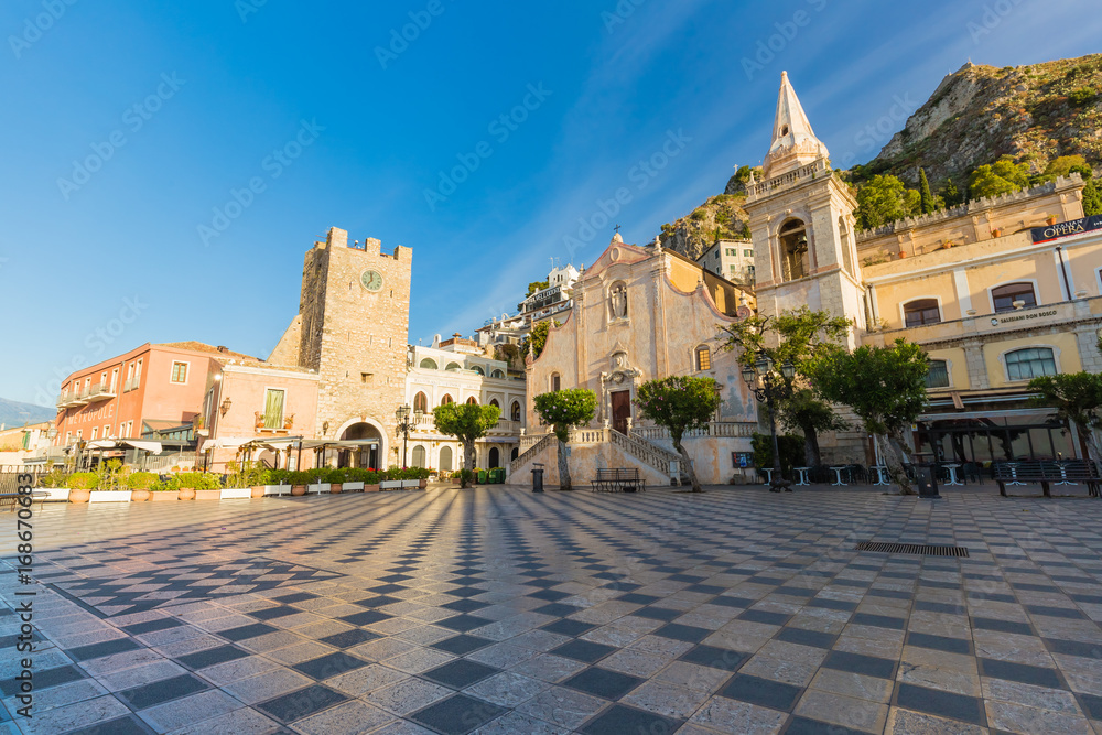 Foto de Taormina main square Piazza 9 Aprile, with San Giuseppe church ...
