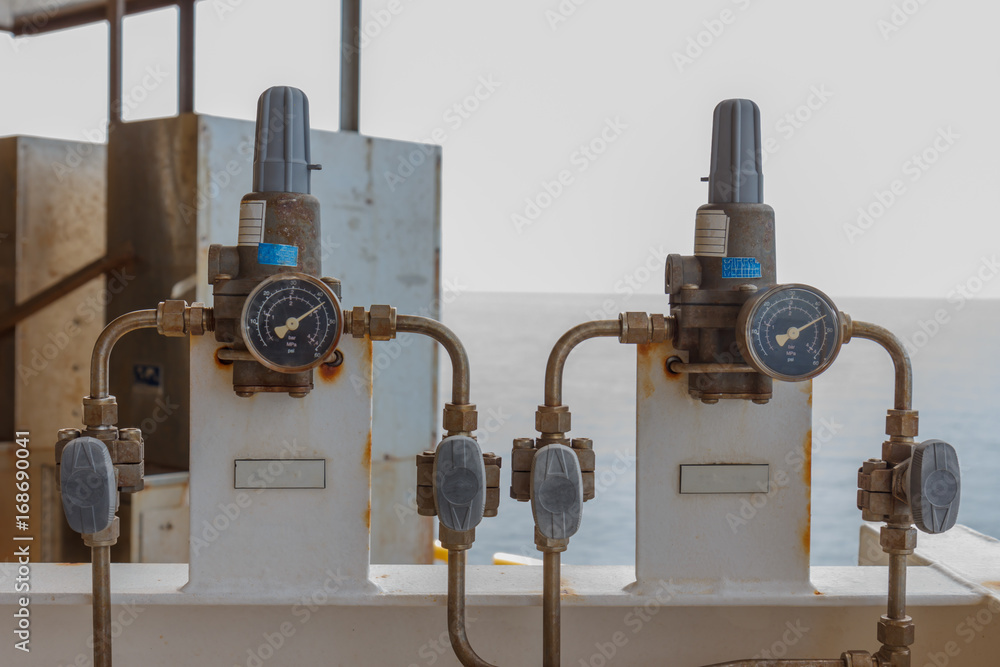 Pressure gauge for monitoring measure pressure production process, Oil ...