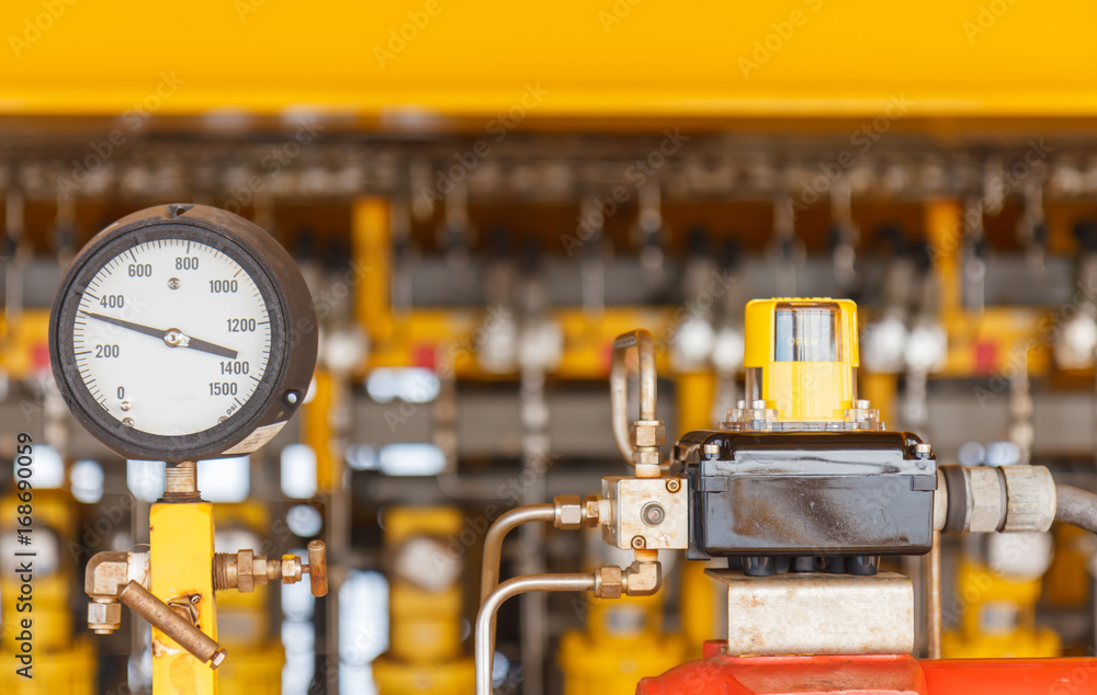 Pressure gauge for monitoring measure pressure production process, Oil ...