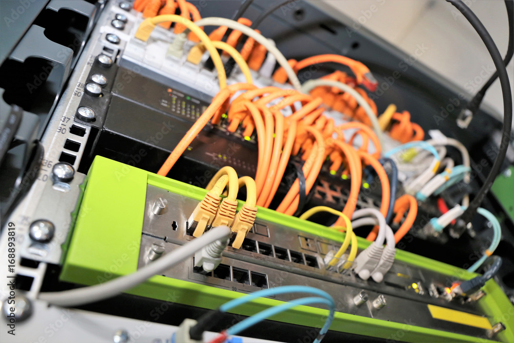Netzwerkverteiler, Netzwerktechnik Stock-Foto | Adobe Stock