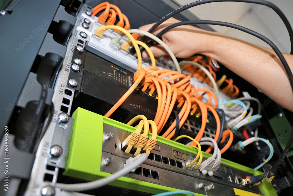 Netzwerkverteiler, Netzwerktechnik Stock-Foto | Adobe Stock