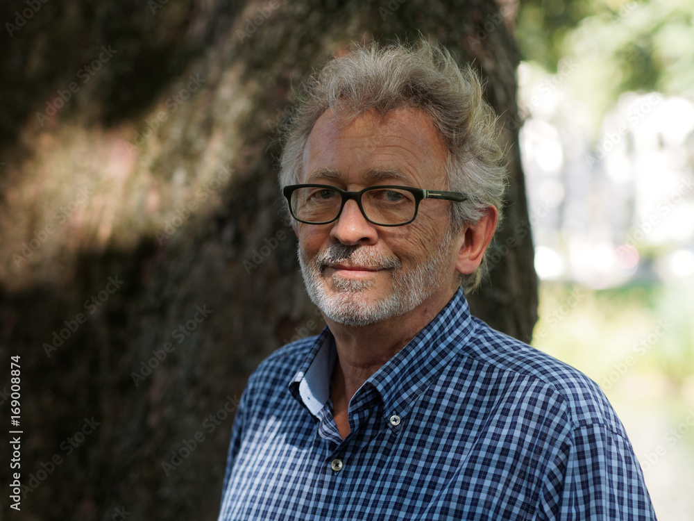 Aktiver Rentner im Park vor Baumrinde (Platane) Stock Photo | Adobe Stock