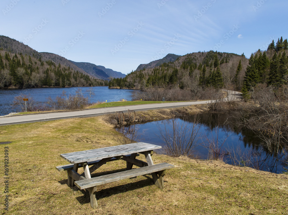 Table de pique-nique dans le parc de la Jacques-Cartier. Québec, Canada ...
