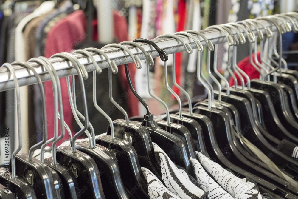 Un ceintre noir parmis d'autres ceintre couleur métal. Stock-Foto ...