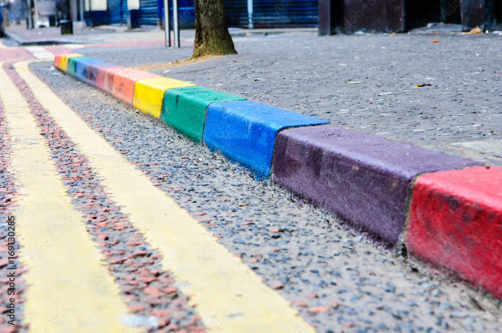 Rainbow colours painted on kerbstones in the gay area in Belfast. foto ...