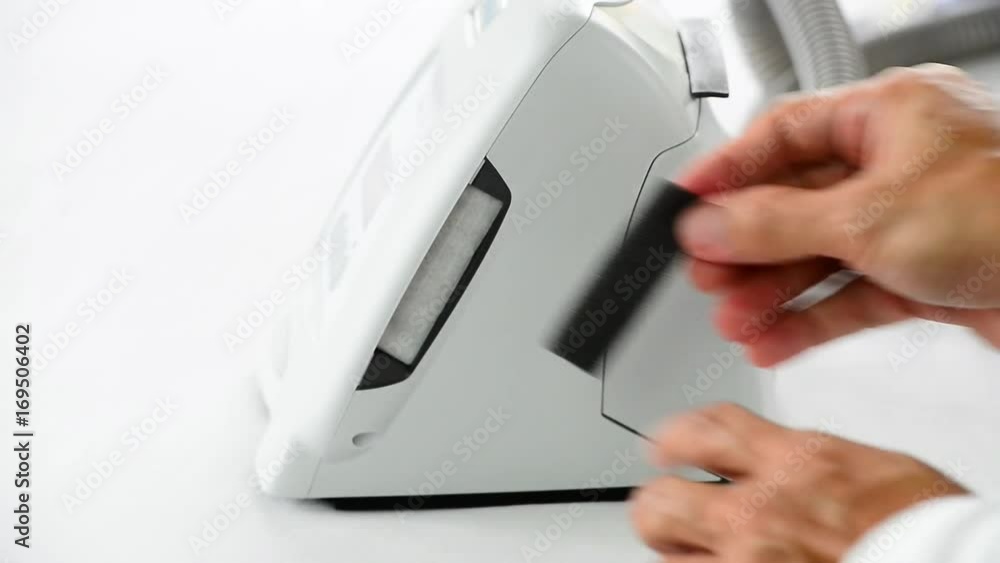 Vidéo Stock Man hands reassembling air filter to air inlet of cpap main ...