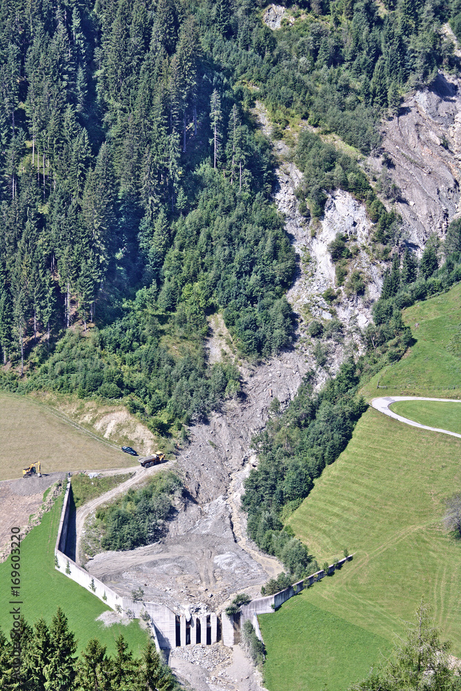 Luftbild eines Bergbachs mit Geröllsperre im Großarltal, Österreich ...