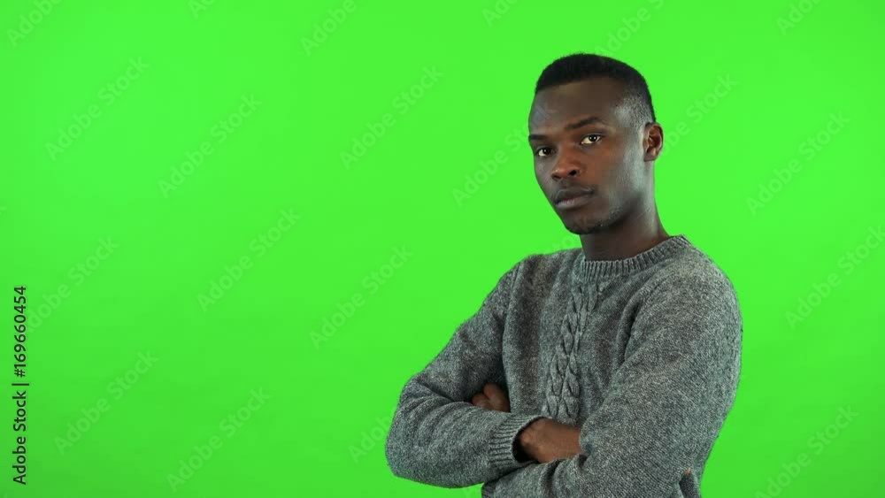 A young black man poses for the camera - green screen studio vídeo de ...