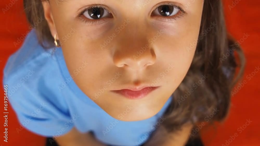 Sad face of a child close-up. Face of a little girl close-up. vídeo de ...