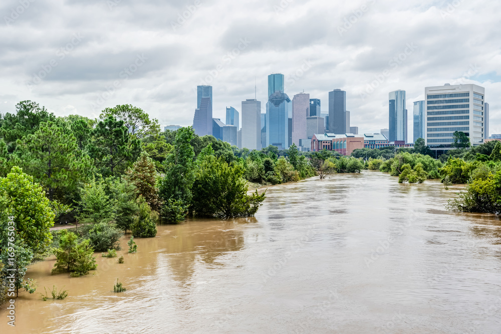 Foto de High and fast water rising in Bayou River with downtown Houston ...