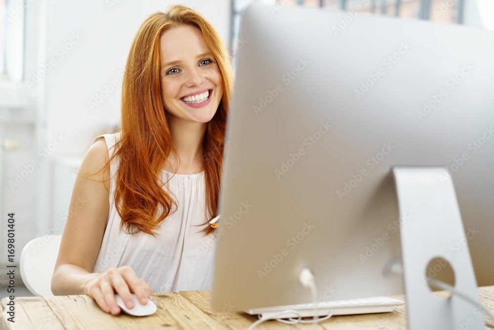 lächelnde frau arbeitet am computer Stock-Foto | Adobe Stock