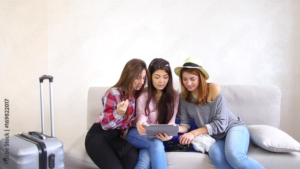 Vidéo Stock Funny Female Friends Together Collect Large Gray And Blue