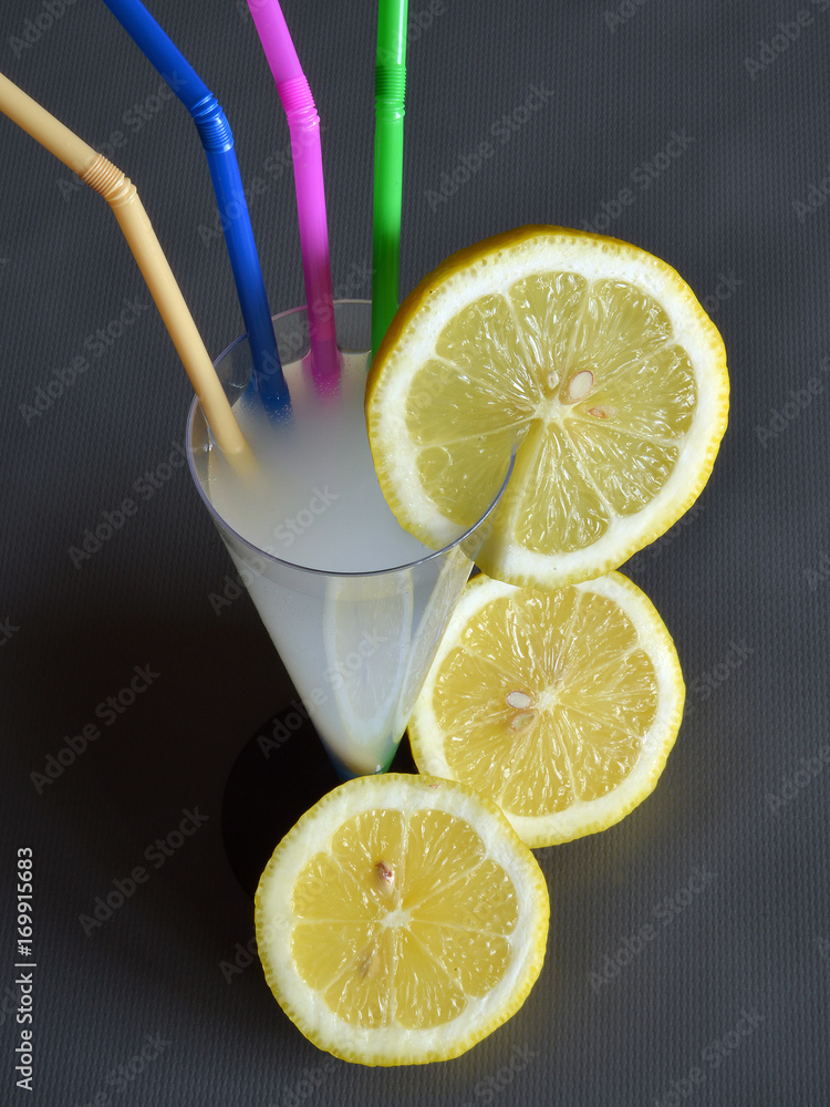 bere una limonata una limonata dentro ad un bicchiere a forma di calice ...