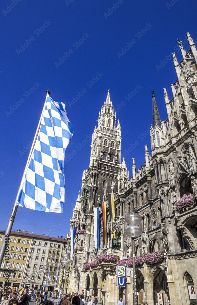 München, Rathaus, Marienplatz, Bayrische Flagge blau-weiss, Deu Stock ...