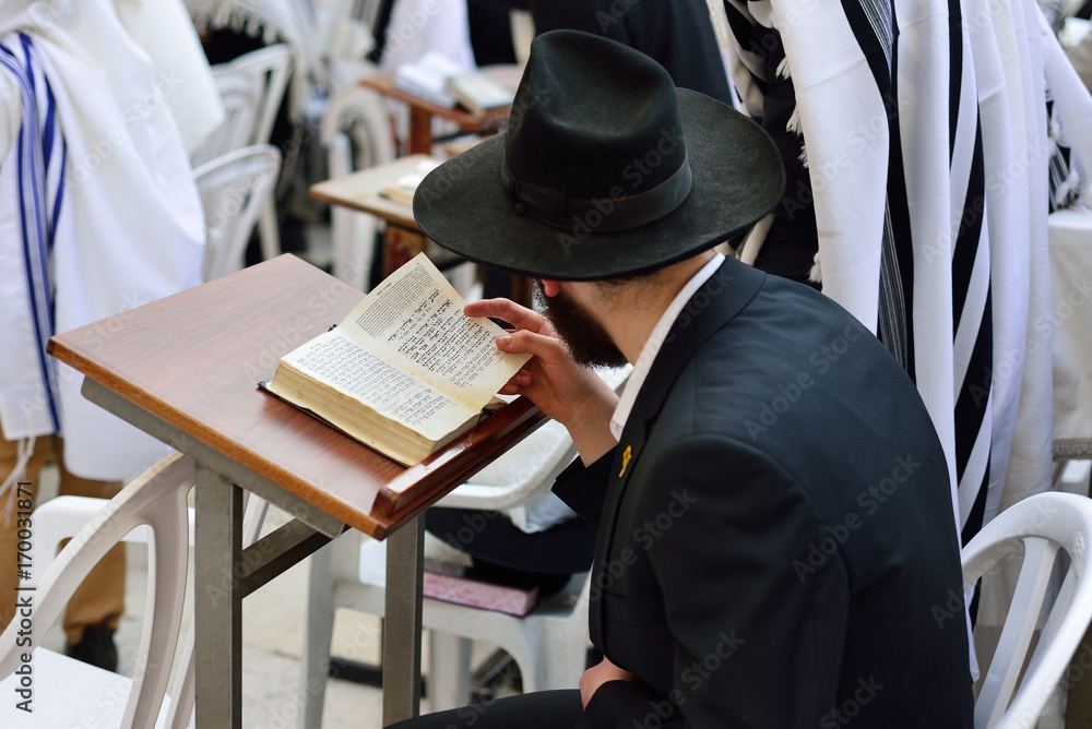 JERUSALEM, ISRAEL - APRIL 2017: Jewish hasidic pray a the Western Wall ...
