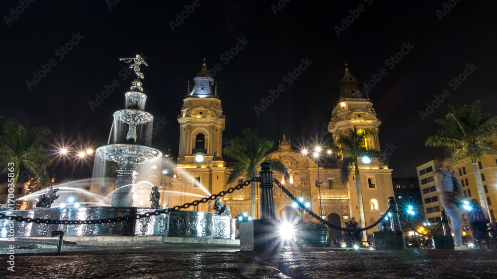 Brunnen und Basílica Catedral de Lima bei der Plaza de Armas in Lima ...