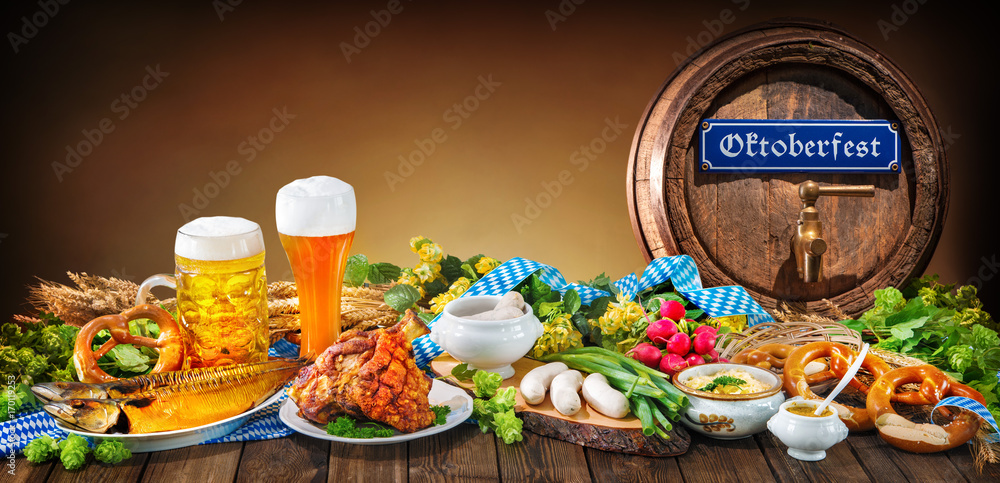 Bier, Schweinshaxe, Sauerkraut, Weißwurst und andere bayerische ...