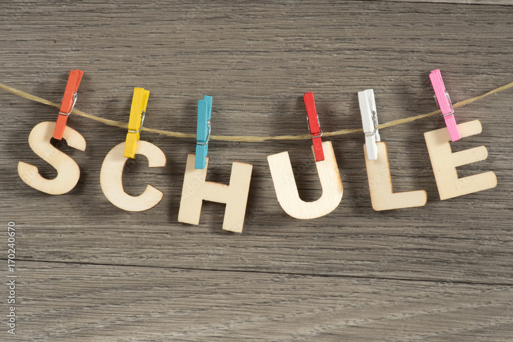 Das Wort Schule gemacht aus Holzbuchstaben an einer Wäscheleine Stock-Foto | Adobe Stock