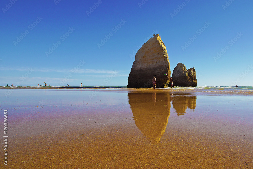 Foto de Rochers et reflets sur une plage d'Algarve do Stock | Adobe Stock