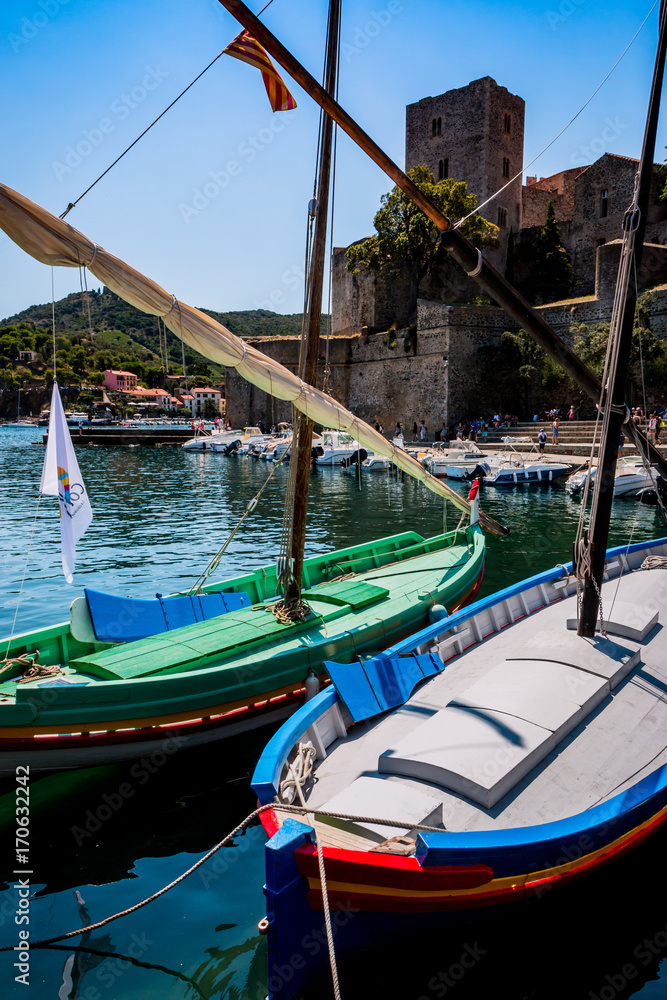Les barques Catalane à Collioure la perle de la côte vermeille Stock ...