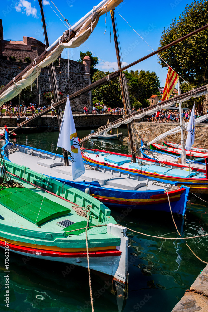 Les barques Catalane à Collioure la perle de la côte vermeille Stock ...