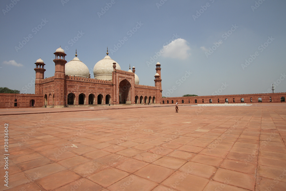 Red sandstone courtyard of Badshahi Mosque in Lahore Stock Photo ...