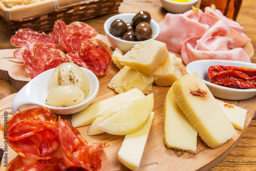 Antipasto Misto mit Scamorza, Pecorino, Parmesan, getrockneten Tomaten ...