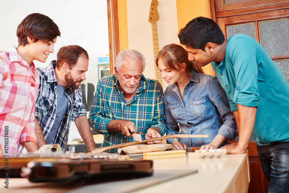 Gruppe Lehrlinge in einem Workshop Stock Photo | Adobe Stock