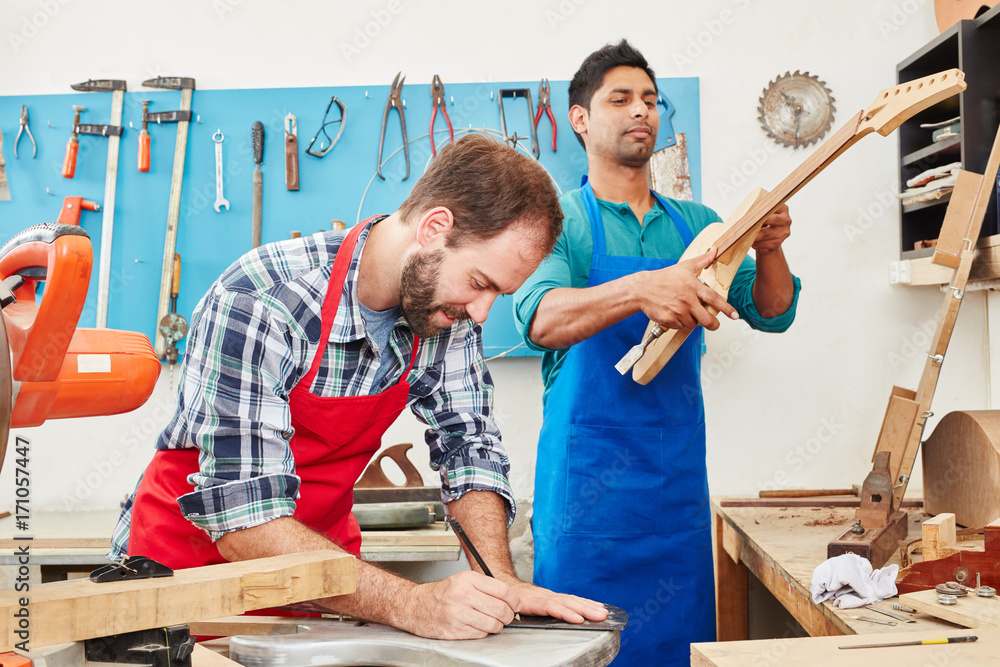 Zwei Handwerker arbeiten mit Holz Stock Photo | Adobe Stock