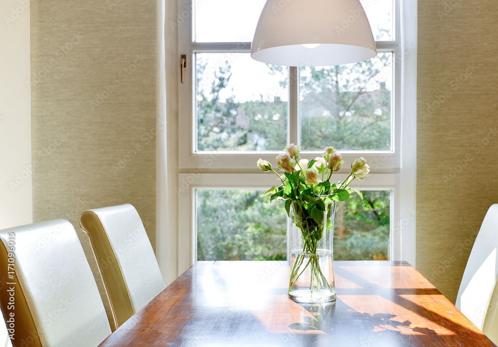 Vase mit Blumen auf einem Tisch Stock-Foto | Adobe Stock