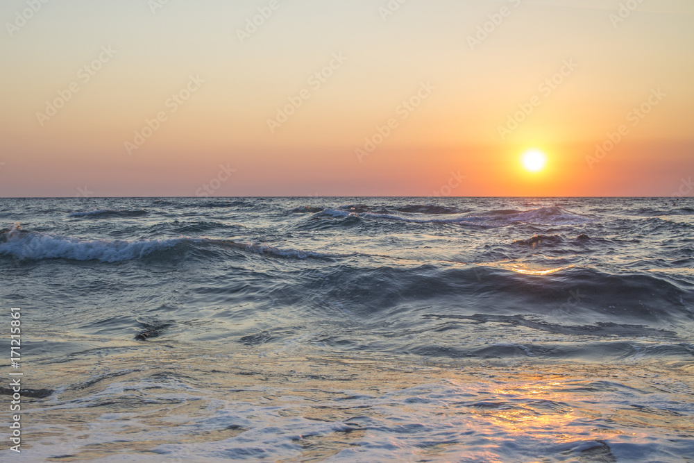 Panorama del tramonto sul mare. Il sole giallo con i suoi raggi caldi ...