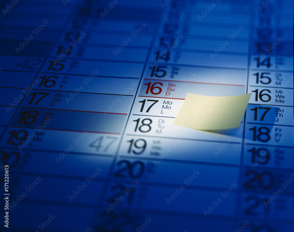 Kalender mit Post-it zum selbst beschriften Stock Photo | Adobe Stock