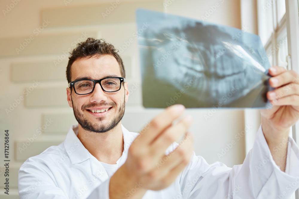 Radiologe hält Röntgenbild von Gebiss Stock Photo | Adobe Stock