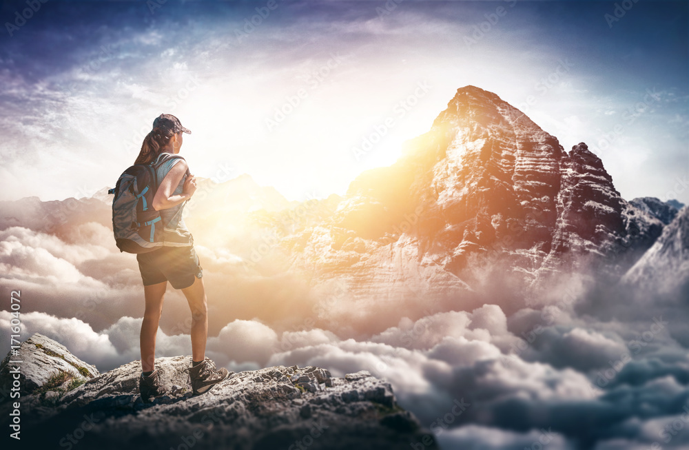 Bergsteigerin steht auf Berggipfel und genießt die Aussicht Stock-Foto ...
