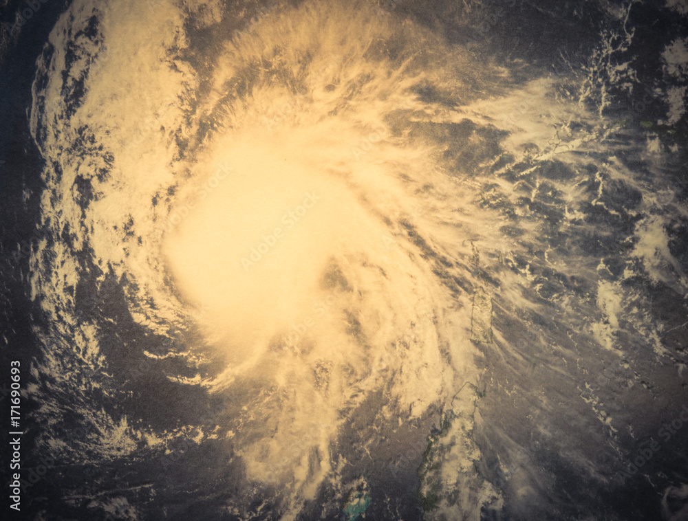 Foto de Geocolor Image in the eye of Hurricane Jose shows the storm ...