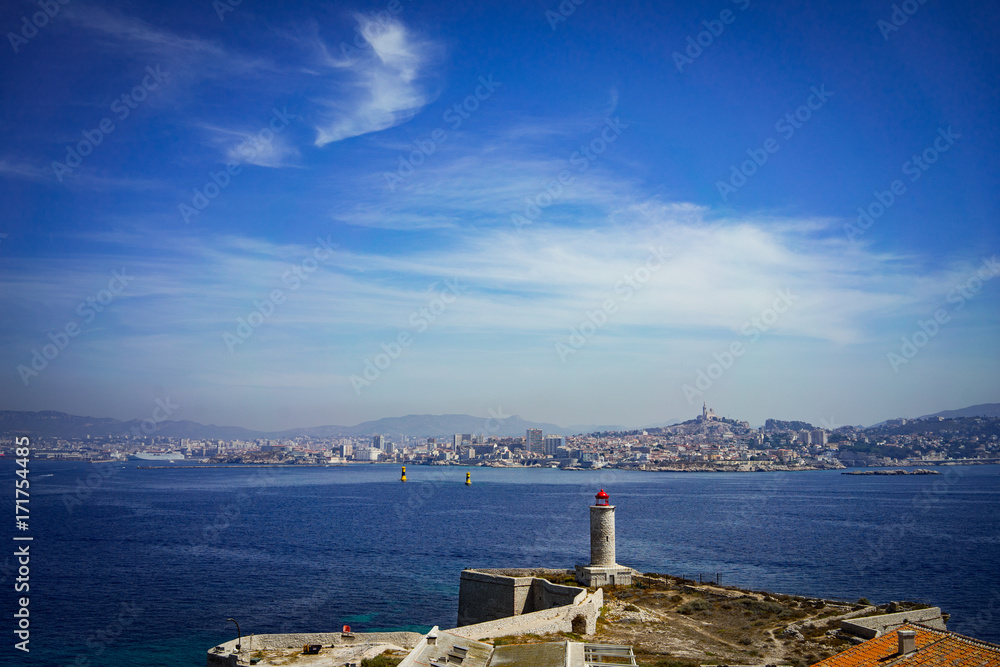 Panorama de Marseille avec la basilique Notre-Dame de la Garde vue ...