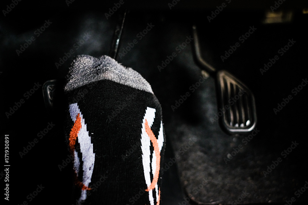 Foto de Foot of driver pressing brake pedal while driving for reduce ...