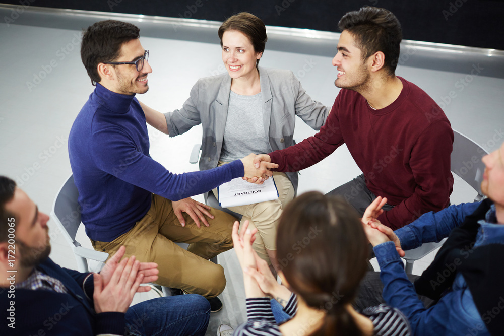 Happy men handshaking with helpful psychologist and applauding ...