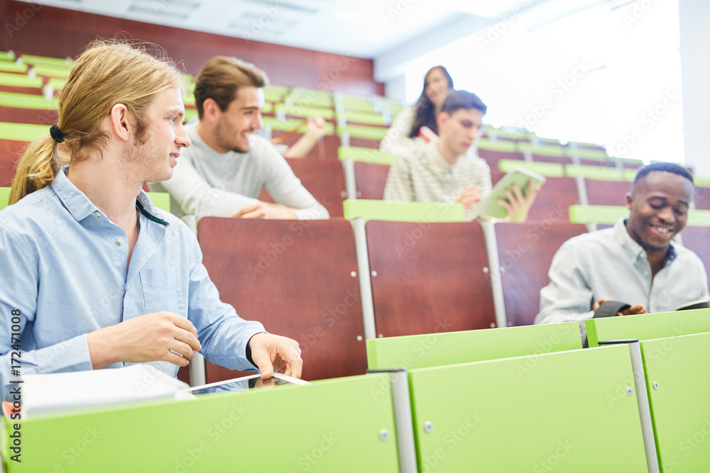 Studenten in einer Uni Vorlesung im Hörsaal Stock Photo | Adobe Stock