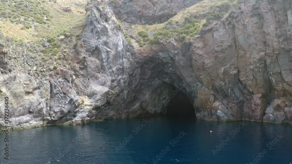 grotta del cavallo, cave of the horse on vulcano island vídeo do Stock ...