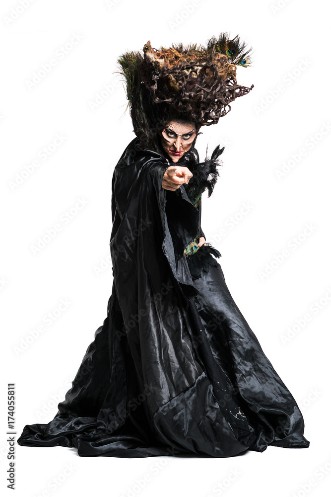 Hexe zeigt mit dem Finger Richtung Kamera auf weißem Hintergrund Stock ...