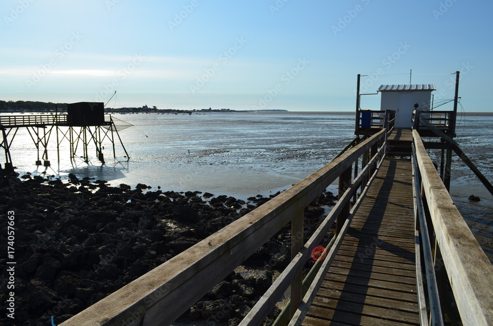 Ponton de pêche au carrelet à Fouras (Charente-Maritime-France) foto de ...