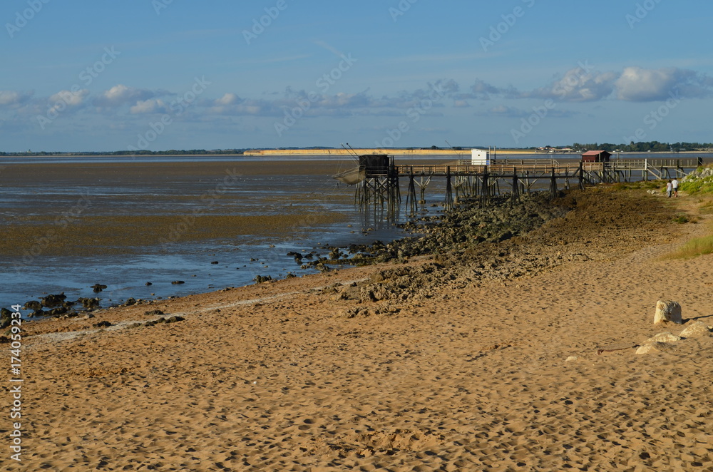 Ponton de pêche au carrelet à Fouras (Charente-Maritime-France) Stock ...