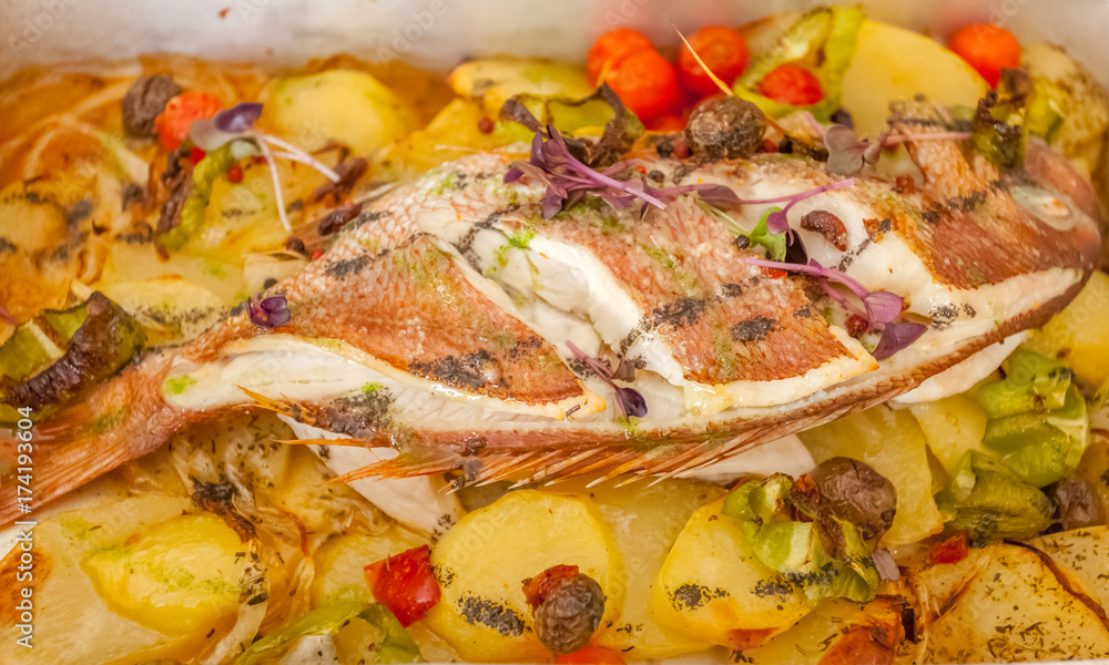 poisson entier cuit au four Stock Photo | Adobe Stock