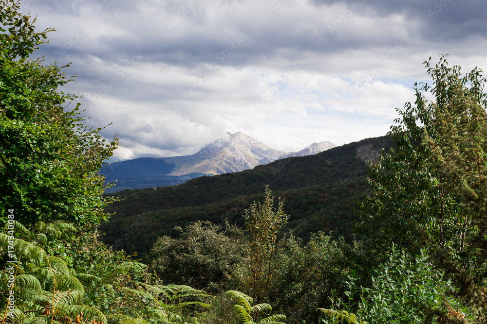 Il gran sasso visto da crognaleto, parco monti della laga nella ...