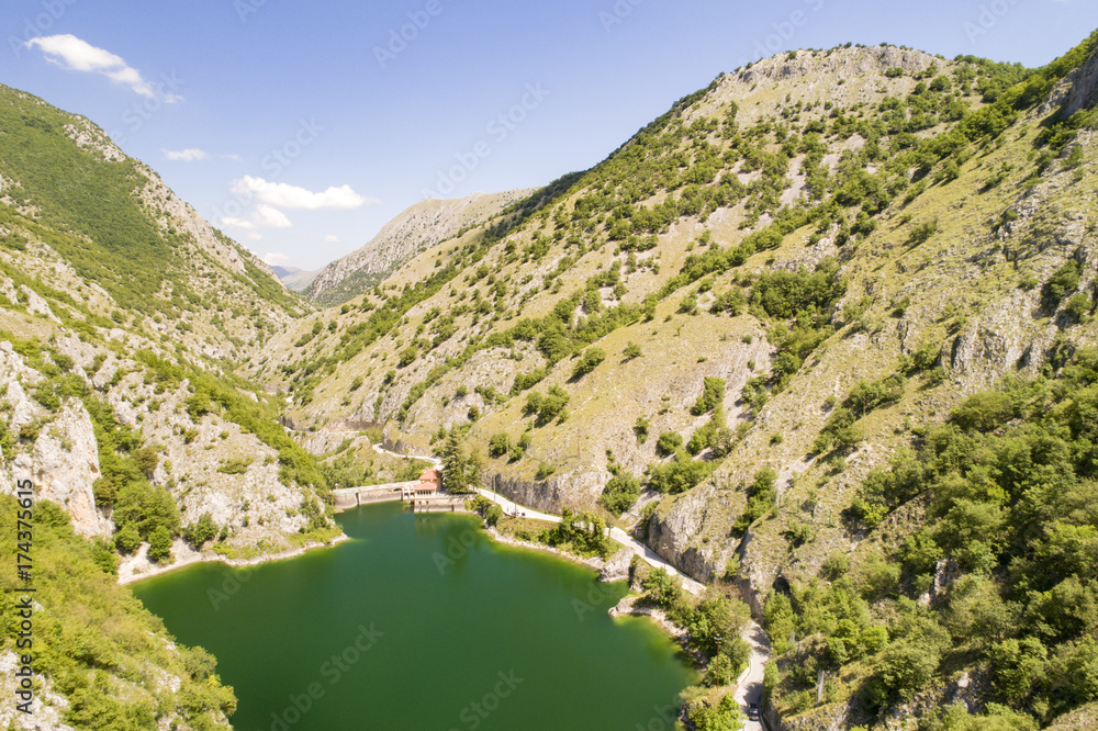 Vista aerea del lago di scanno in Abruzzo. Acqua azzurra tra boschi ...
