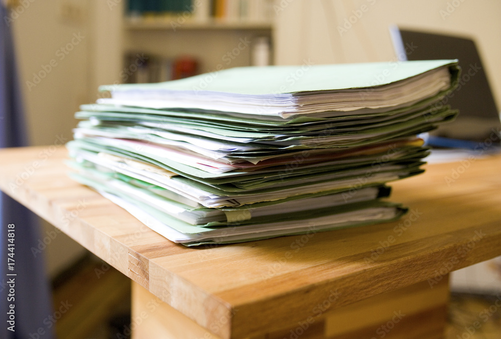 Aktenordner auf Schreibtisch aus Holz Stock Photo | Adobe Stock