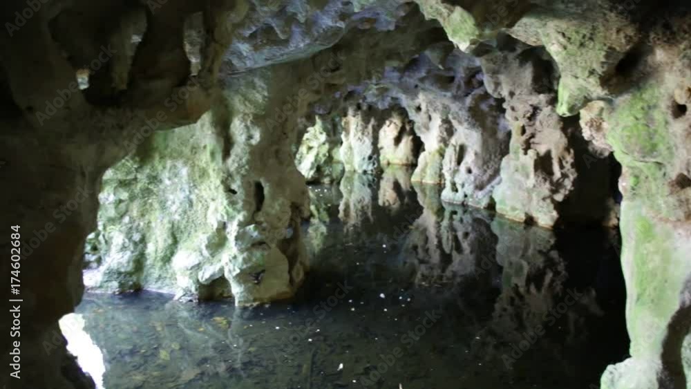 Vidéo Stock Underground river and caves in hidden tunnels and secret ...