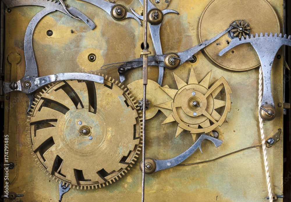 Foto de Gears and cogs in the clockwork of a historical pendulum clock ...